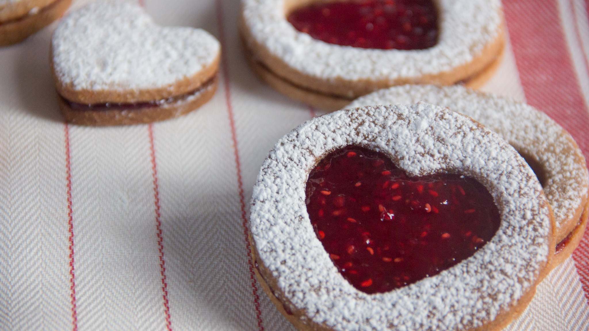Linzer Heart Cookies Recipe - Fresco