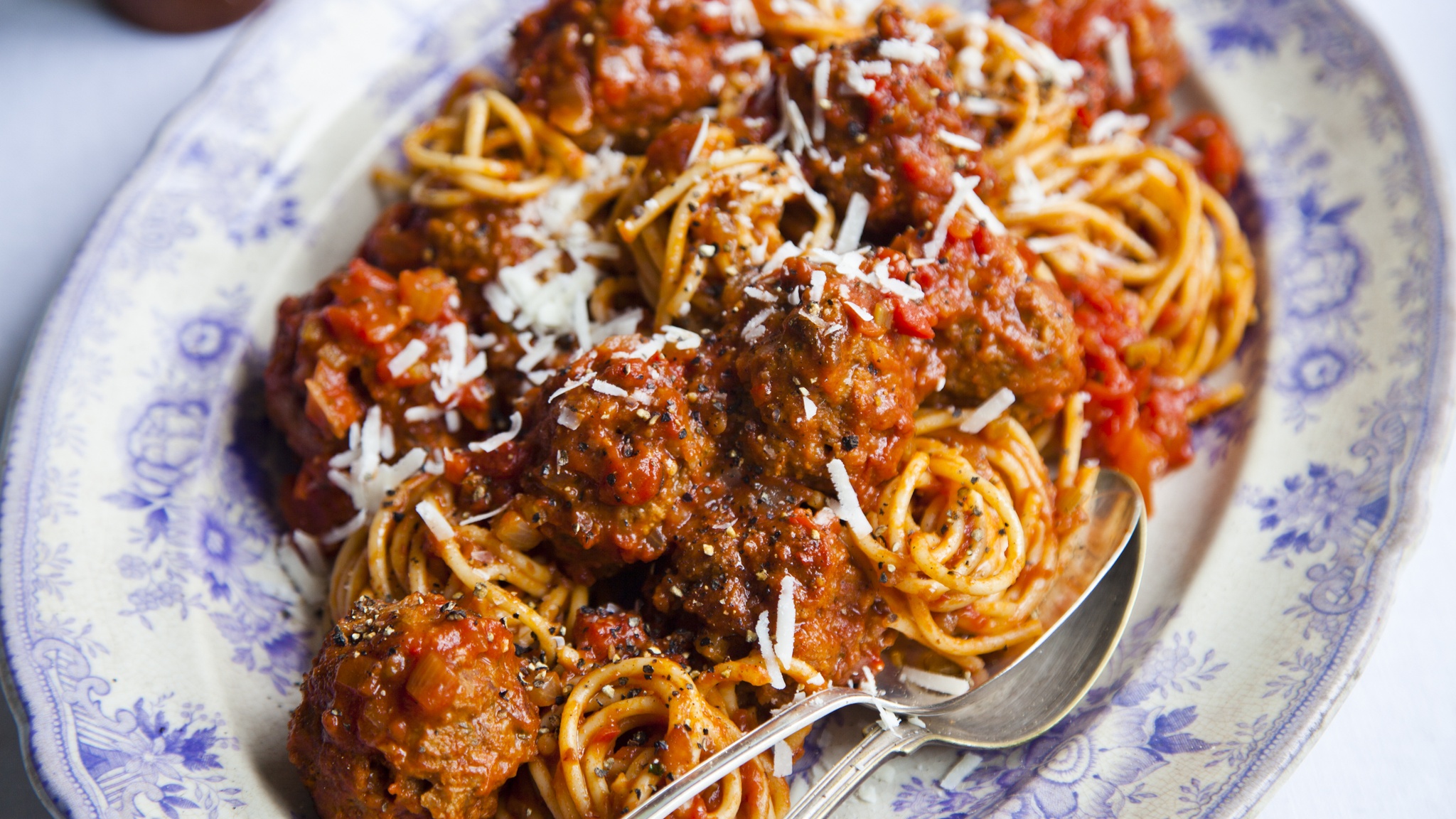 Rich Tomato Italian Meatballs with Linguine Recipe - Fresco